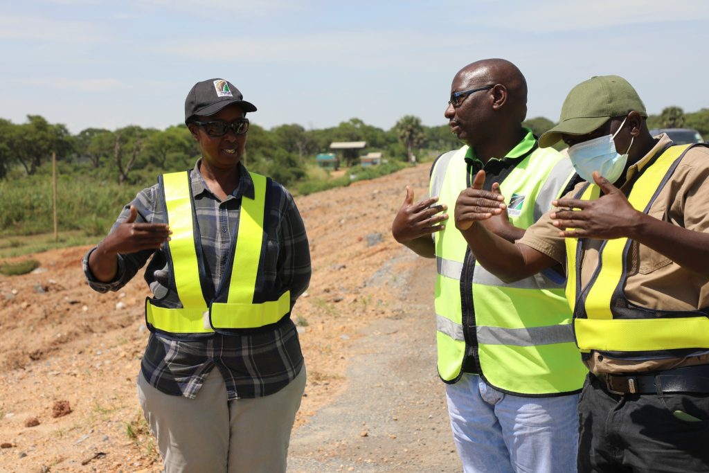 Traffic Flow Resumes on Olwinyo-Pakwach Road After Heavy Floods ...